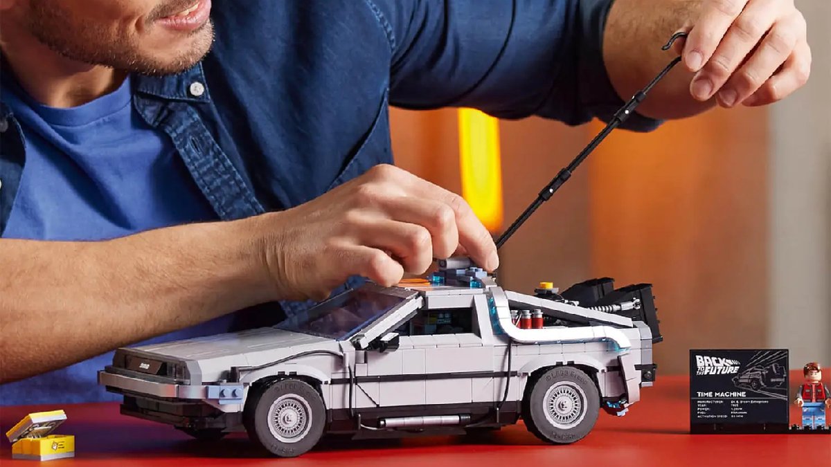 Hey McFly ! La Delorean LEGO est de retour avec une promo du futur ...