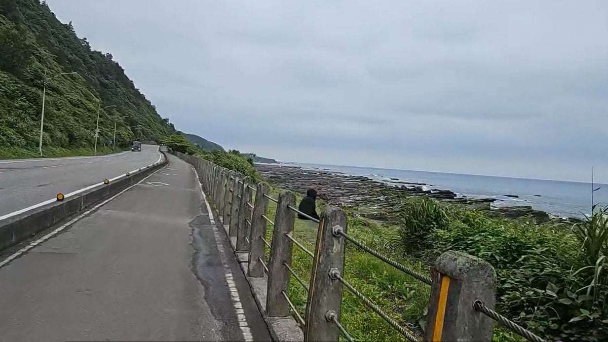 Twitch : cette streameuse à 800 000 abonnés surprend un harceleur en ...