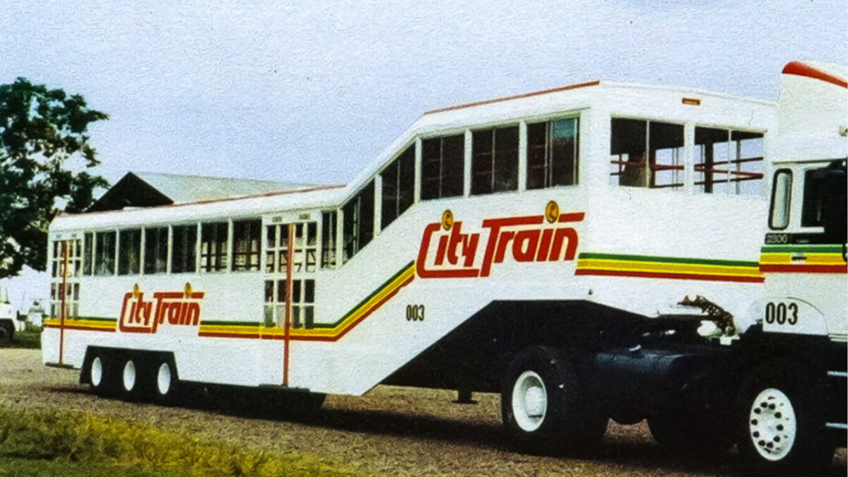 Le bus le plus long du monde a 40 ans, mesure 32 mètres et peut ...