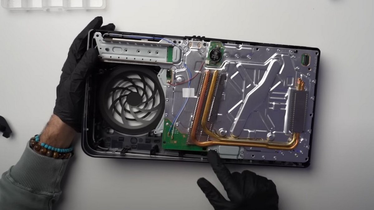 Un technicien démonte la PS5 Pro et découvre un gros problème avec un ...