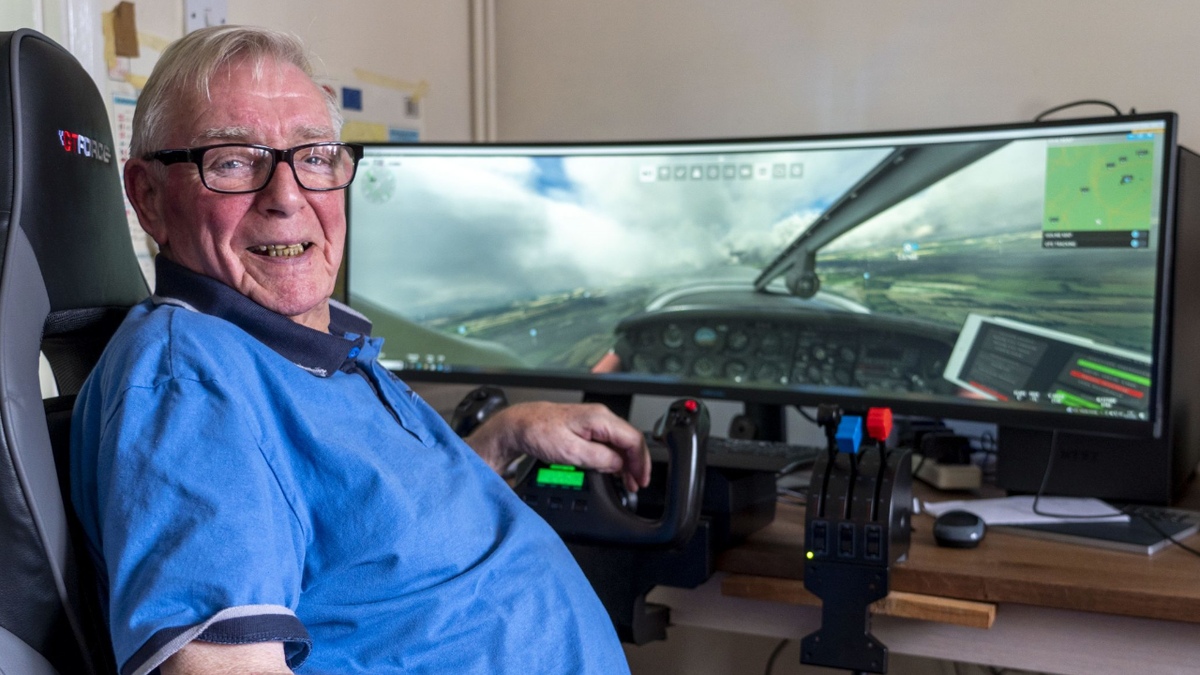À 85 ans, ce papy vétéran de l'armée se remet à voler sur Flight Simulator - jeuxvideo.com