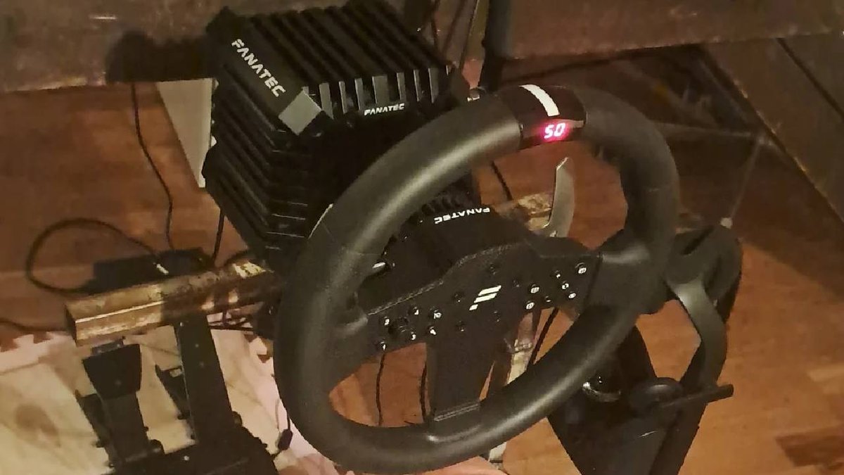 Le setup simracing de ce joueur est unique : il joue sur une chaise de ...
