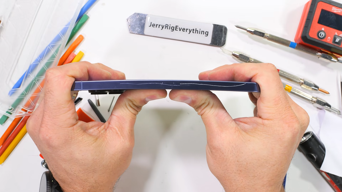 Gratter l'écran avec un tournevis, coups de cutter, le Galaxy S26 Ultra ...
