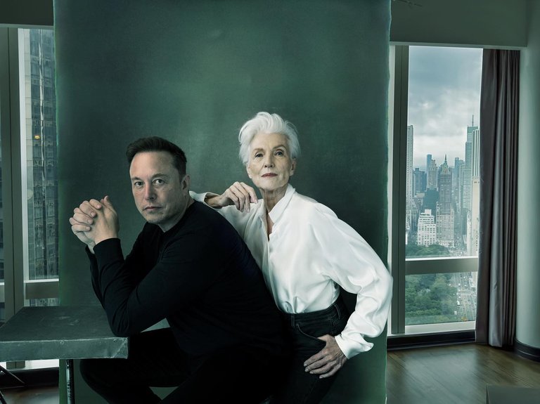 Elon Musk est tellement un acharné du travail que sa mère était obligée de le surveiller pour ...