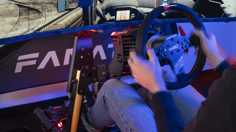 J'ai testé le bundle complet du cockpit CSL de Fanatec : un vrai setup ...